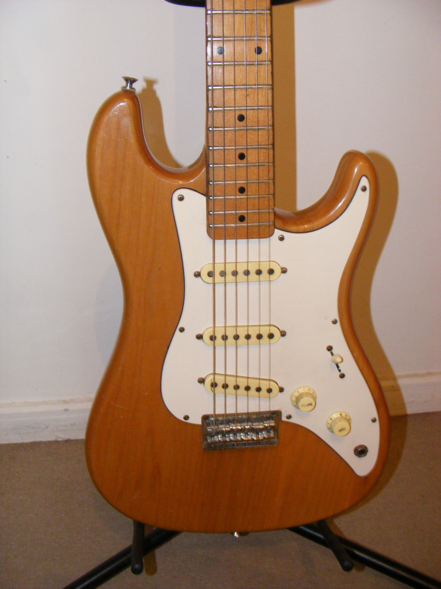 Samick Strato - The first runner in selection performance : Guitarras ...