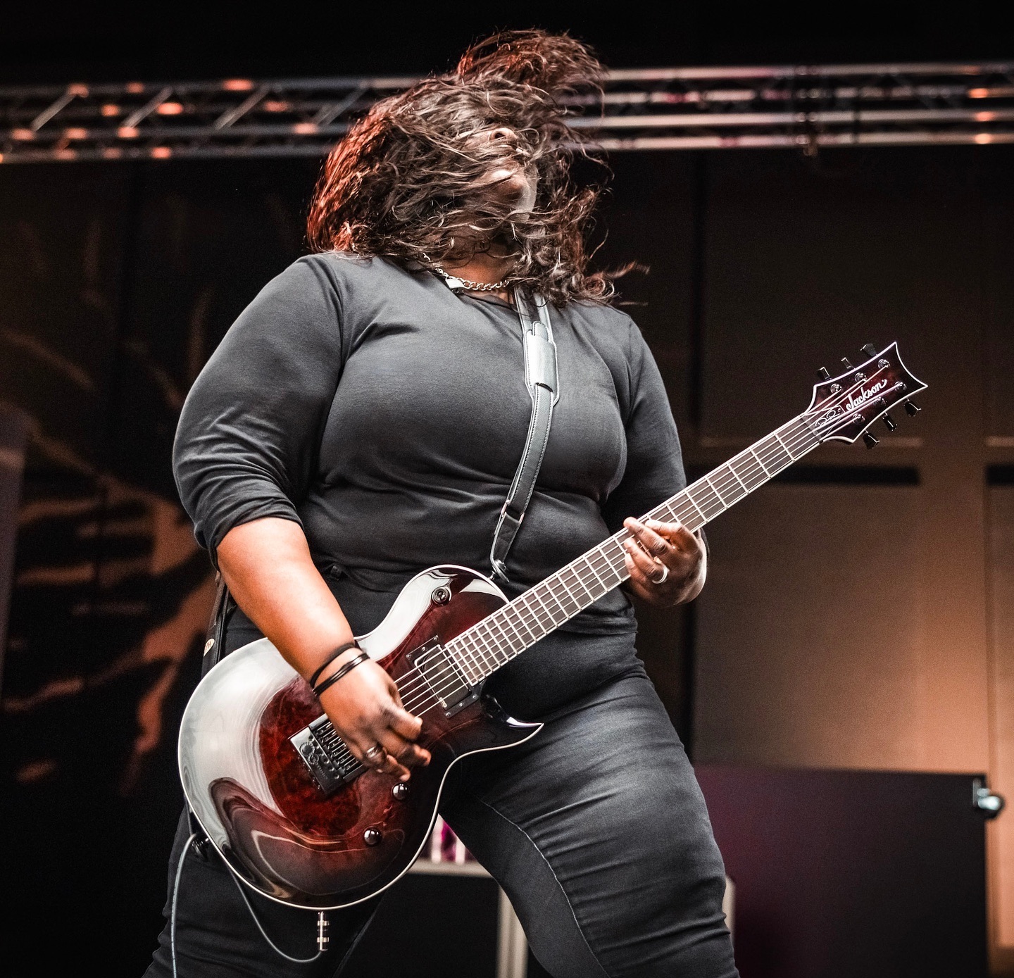 Jackson Pro Series Diamond Rowe para la guitarrista de Tetrarch ...