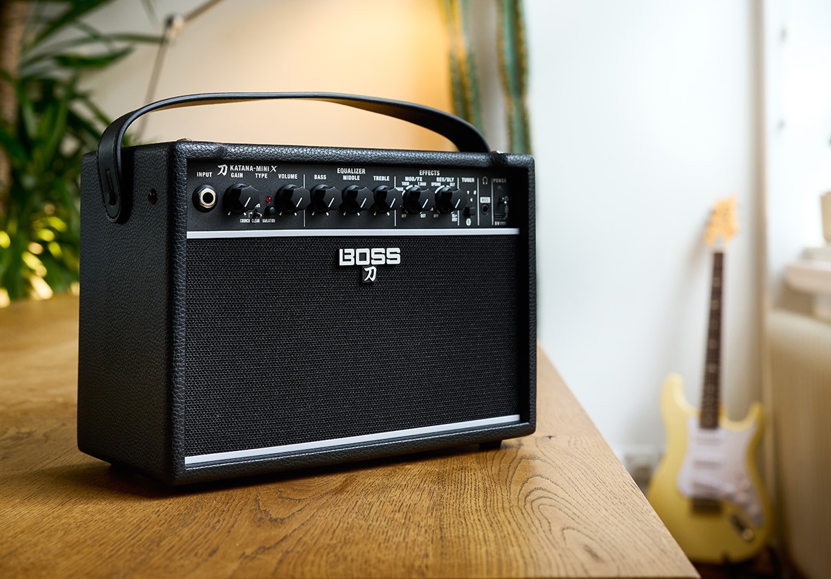 Boss Katana-Mini X, un pequeño combo portátil de 10 W con sonidos de ...