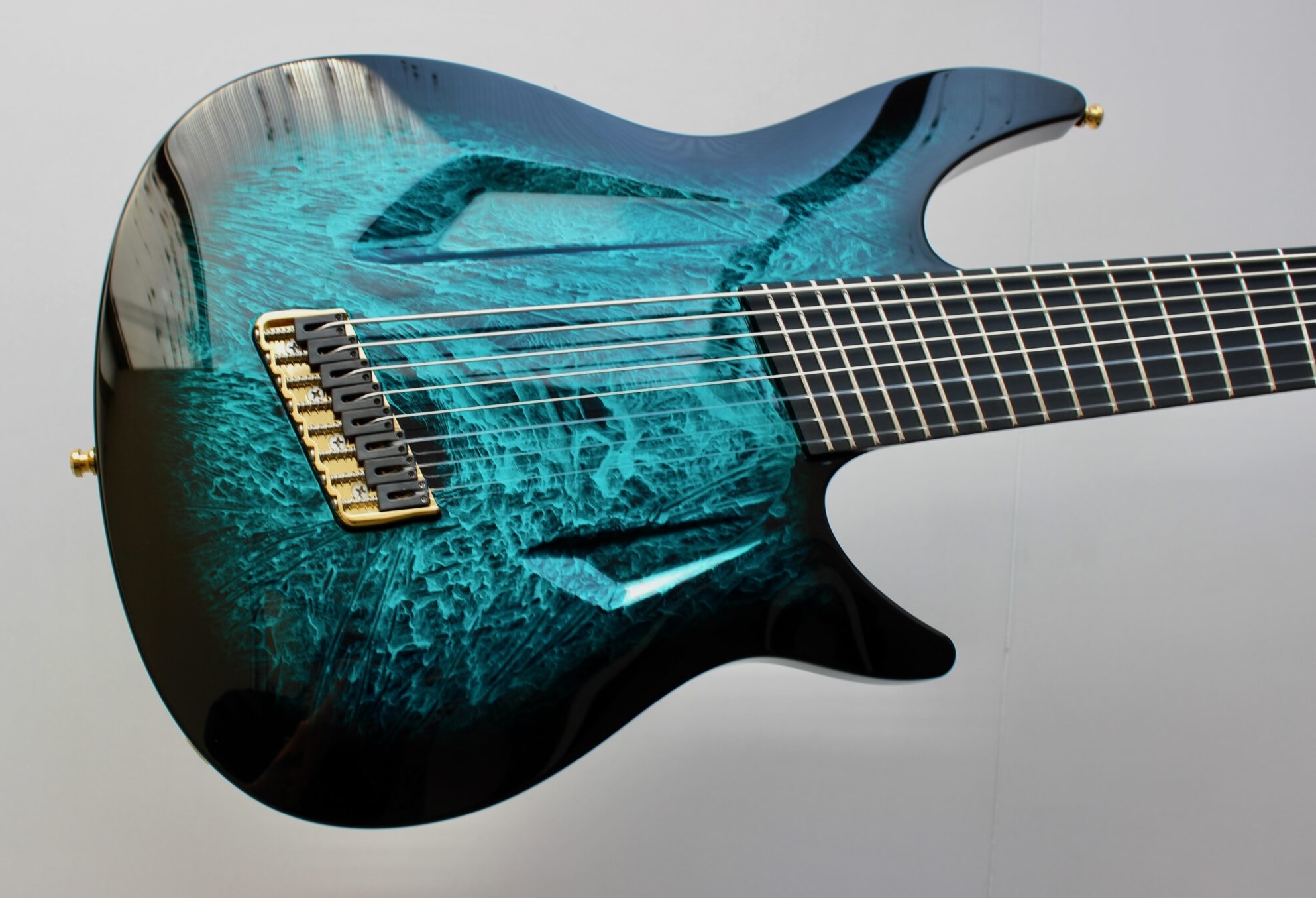 Aristides 080S Nylon, una guitarra multiescala de 8 cuerdas de nailon y ...