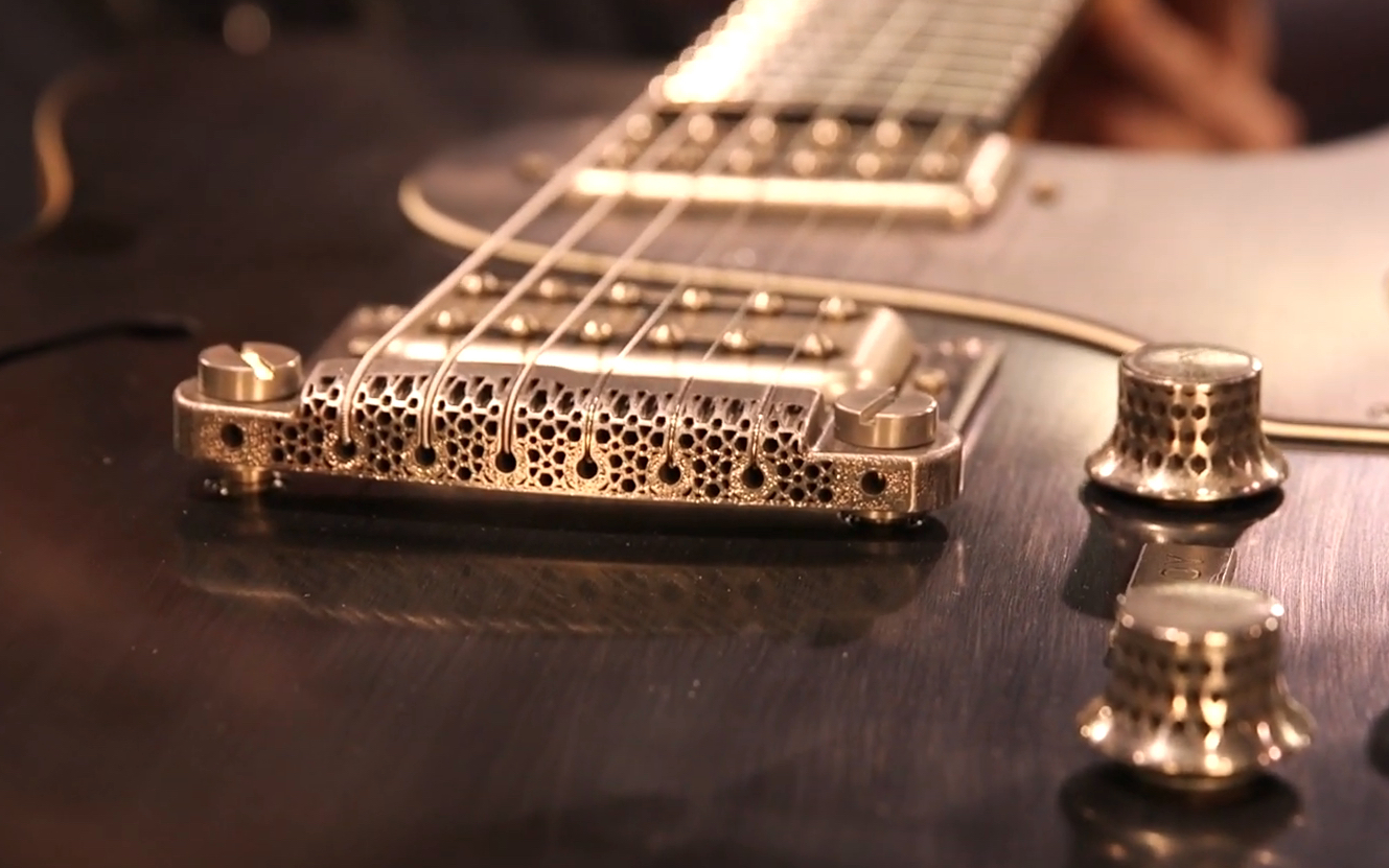 Un puente de guitarra impreso en 3D con metal amorfo diseñado por el ...